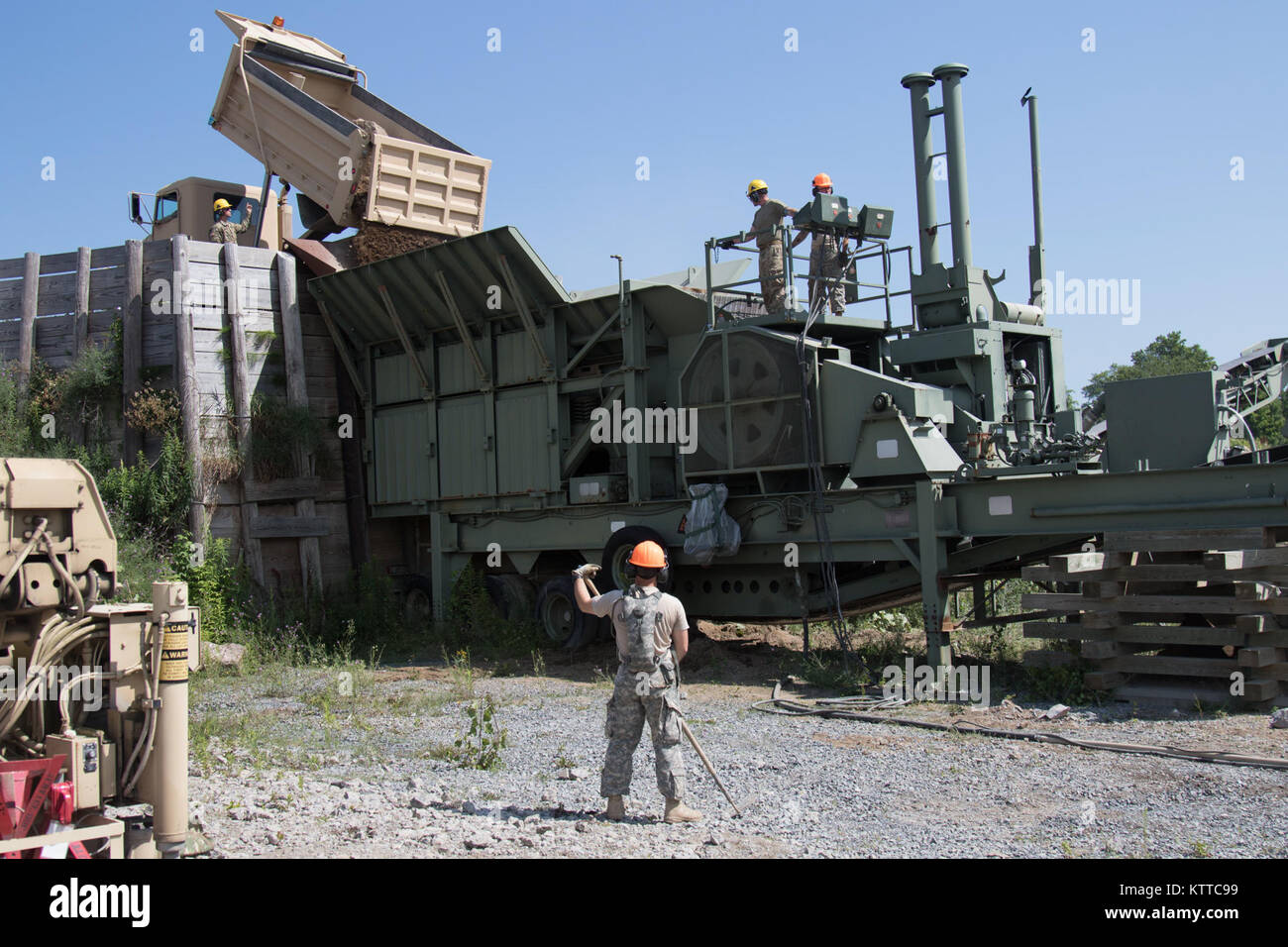 U.S. Army Soldiers with the 204th Engineer Battalion Detachment , New ...