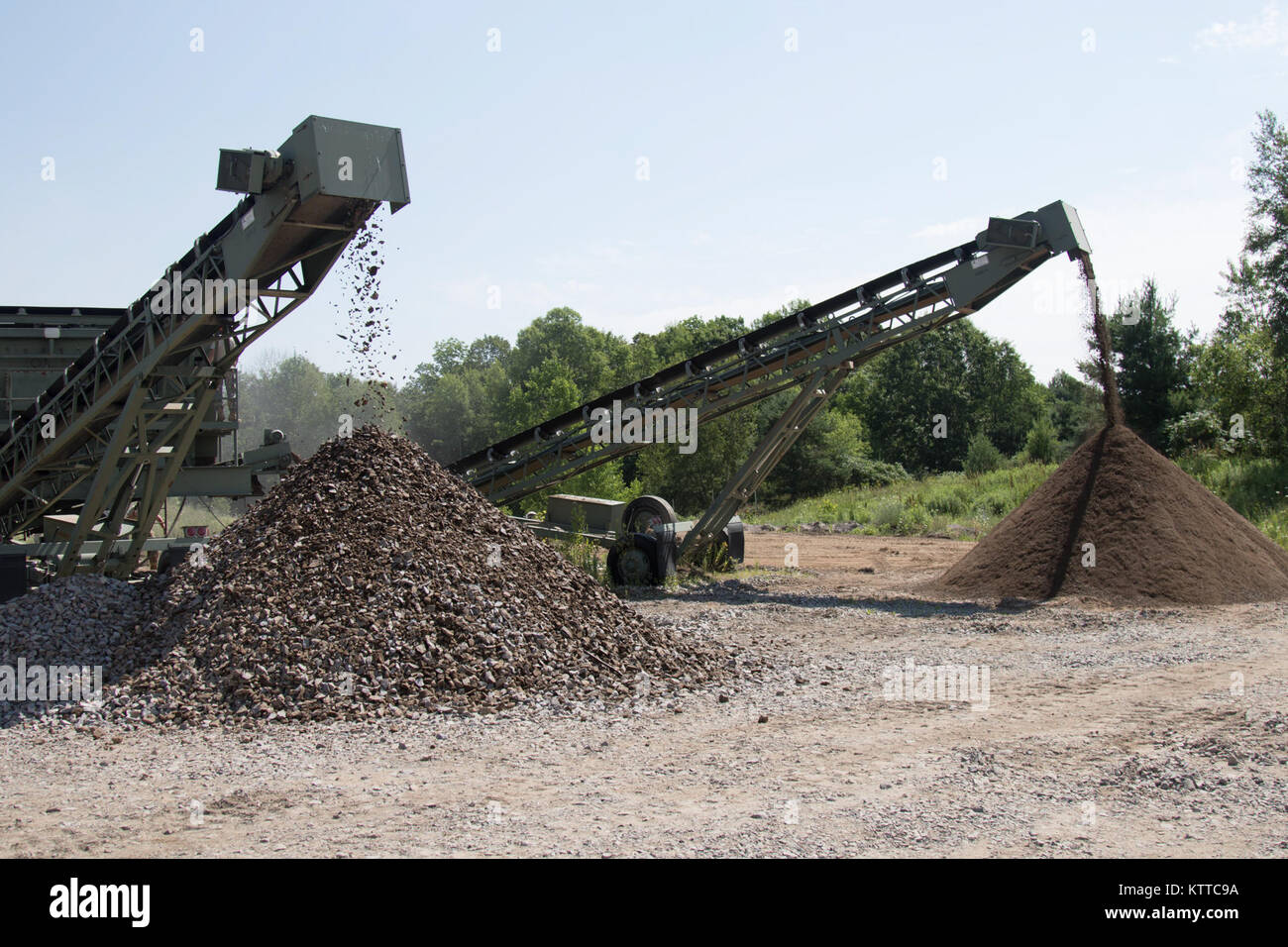 U.S. Army Soldiers with the 204th Engineer Battalion Detachment, New ...