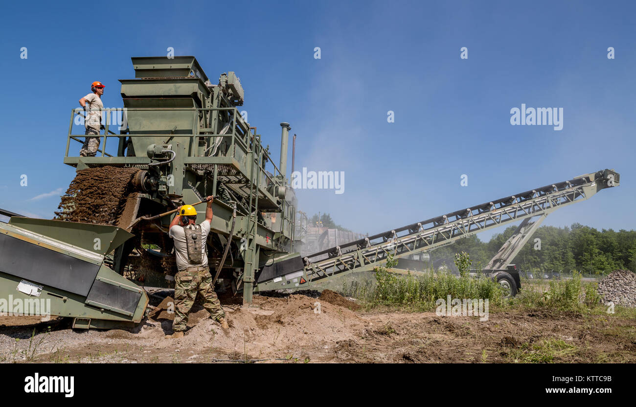 New York Army National Guard Soldiers with the 204th Engineer Battalion ...