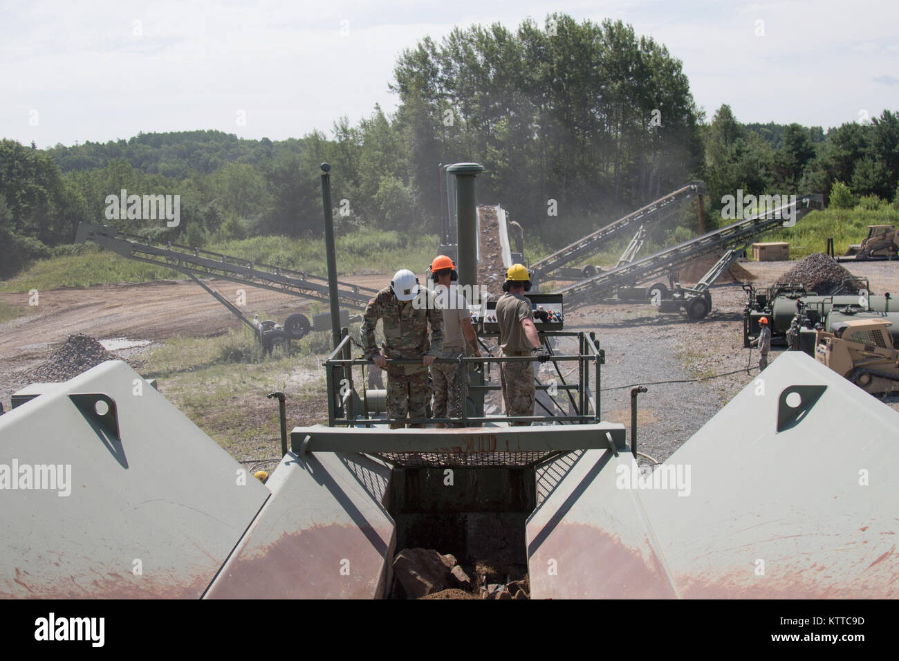 U.S. Army Soldiers with the 204th Engineer Battalion Detachment, New ...