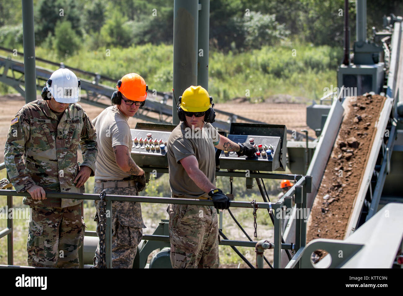 New York Army National Guard Soldiers with the 204th Engineer Battalion ...