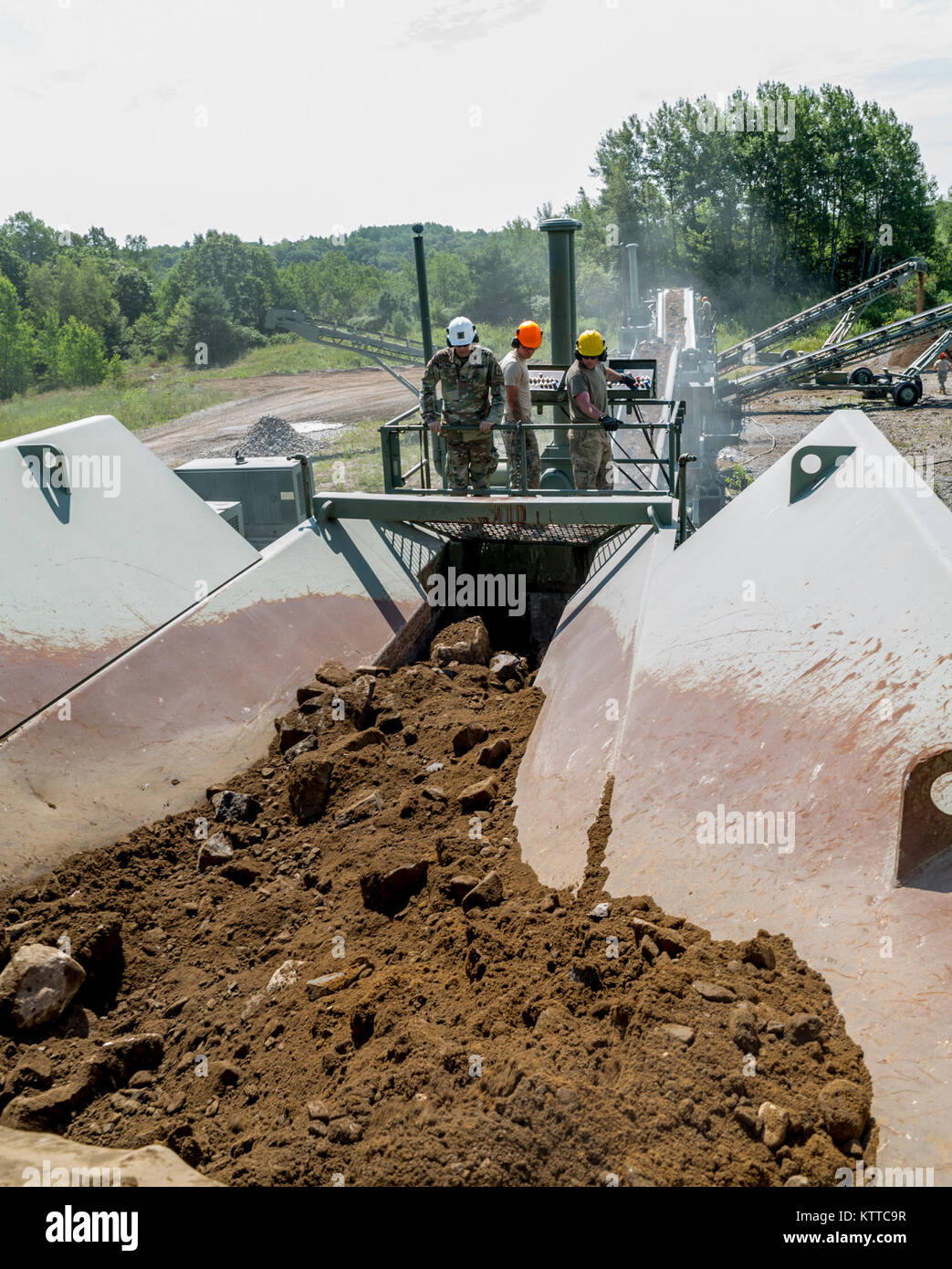 New York Army National Guard Soldiers with the 204th Engineer Battalion ...