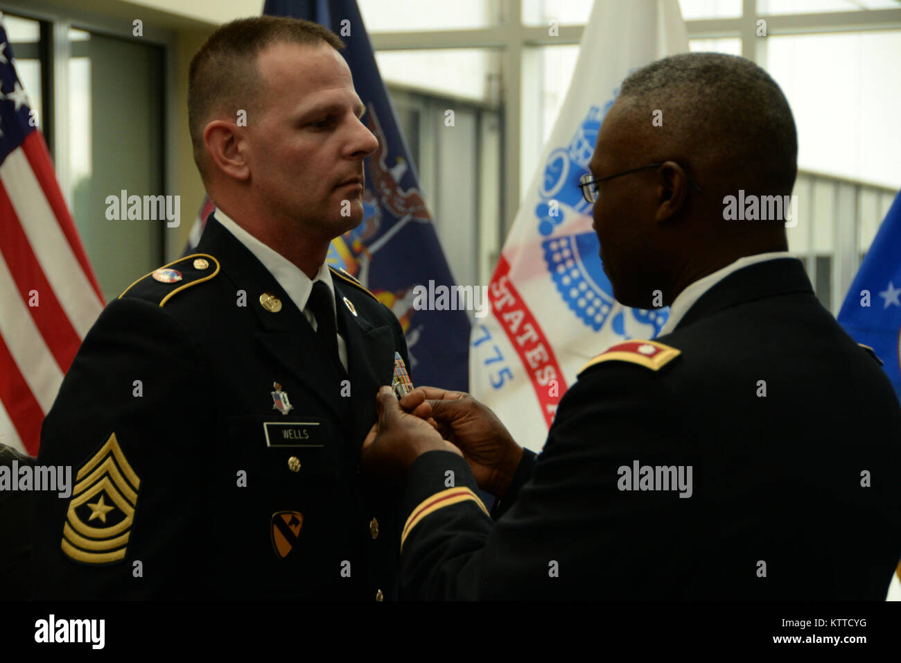 N.Y. Army National Guard Soldier, Sgt. Maj. Roland Wells(back right ...
