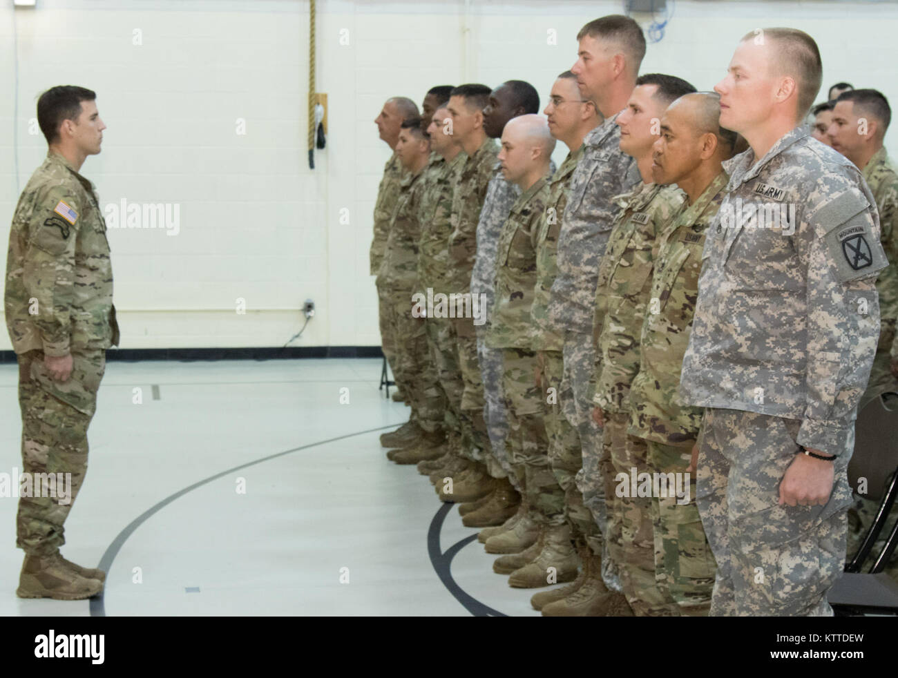 New York Army National Guard Soldiers with the graduating class 17-001 ...