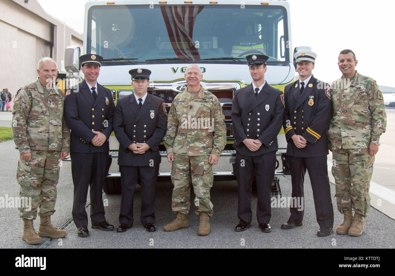 New York Army National Guard Soldiers with the 1156th Engineer Company ...