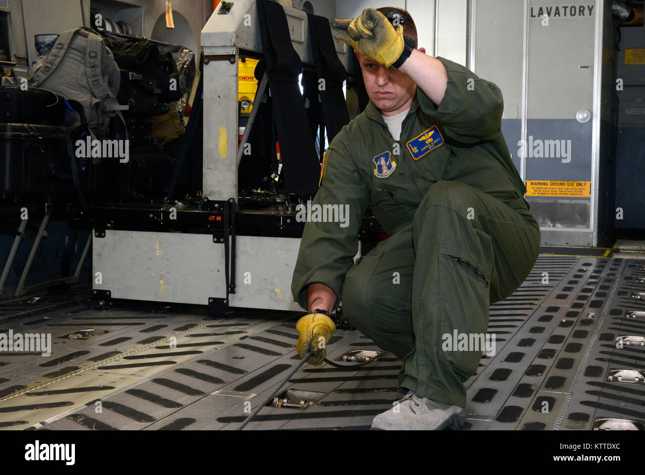U s air force loadmaster staff hi-res stock photography and images - Alamy