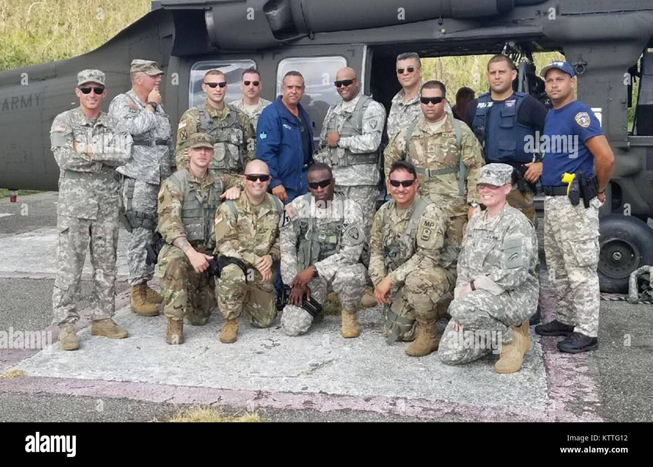 Soldiers of the New York Army National Guard's 3rd Battalion, 142nd ...