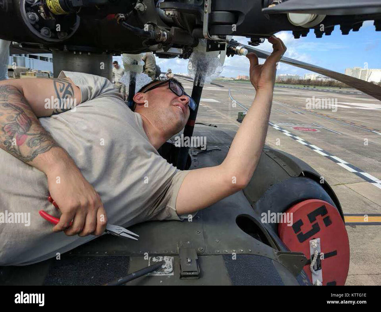 Uh 60 mechanic hi-res stock photography and images - Alamy