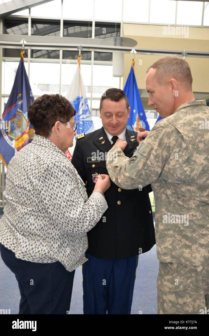 New York Army National Guard Soldier Lt. Col. Paul Reo, gets pinned on ...