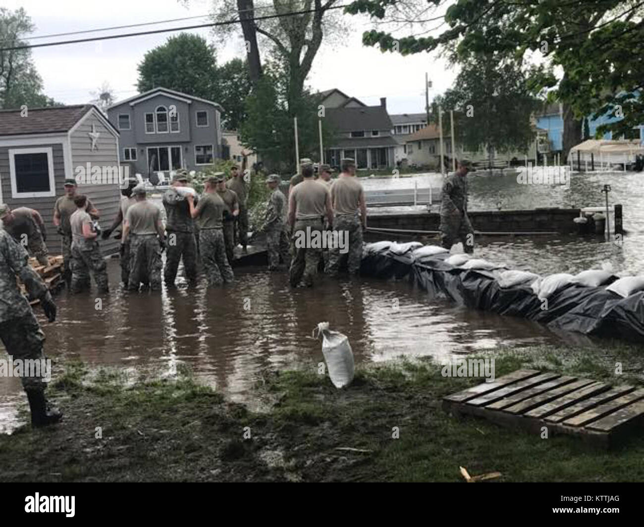 Soldiers of the New York Army National Guard's 105th Military Police ...