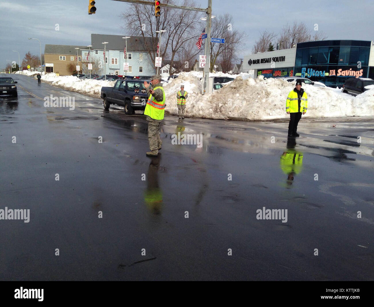 New York Army National Guard Soldiers from the 105th Military Police ...
