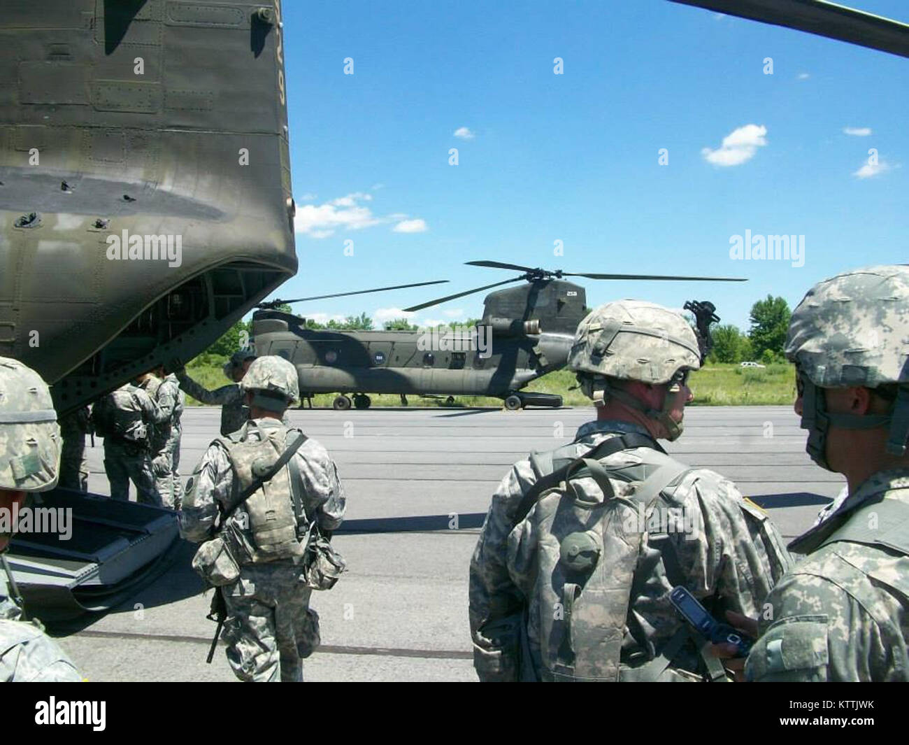 U.S. Army National Guard personnel daily duties and life. Working ...