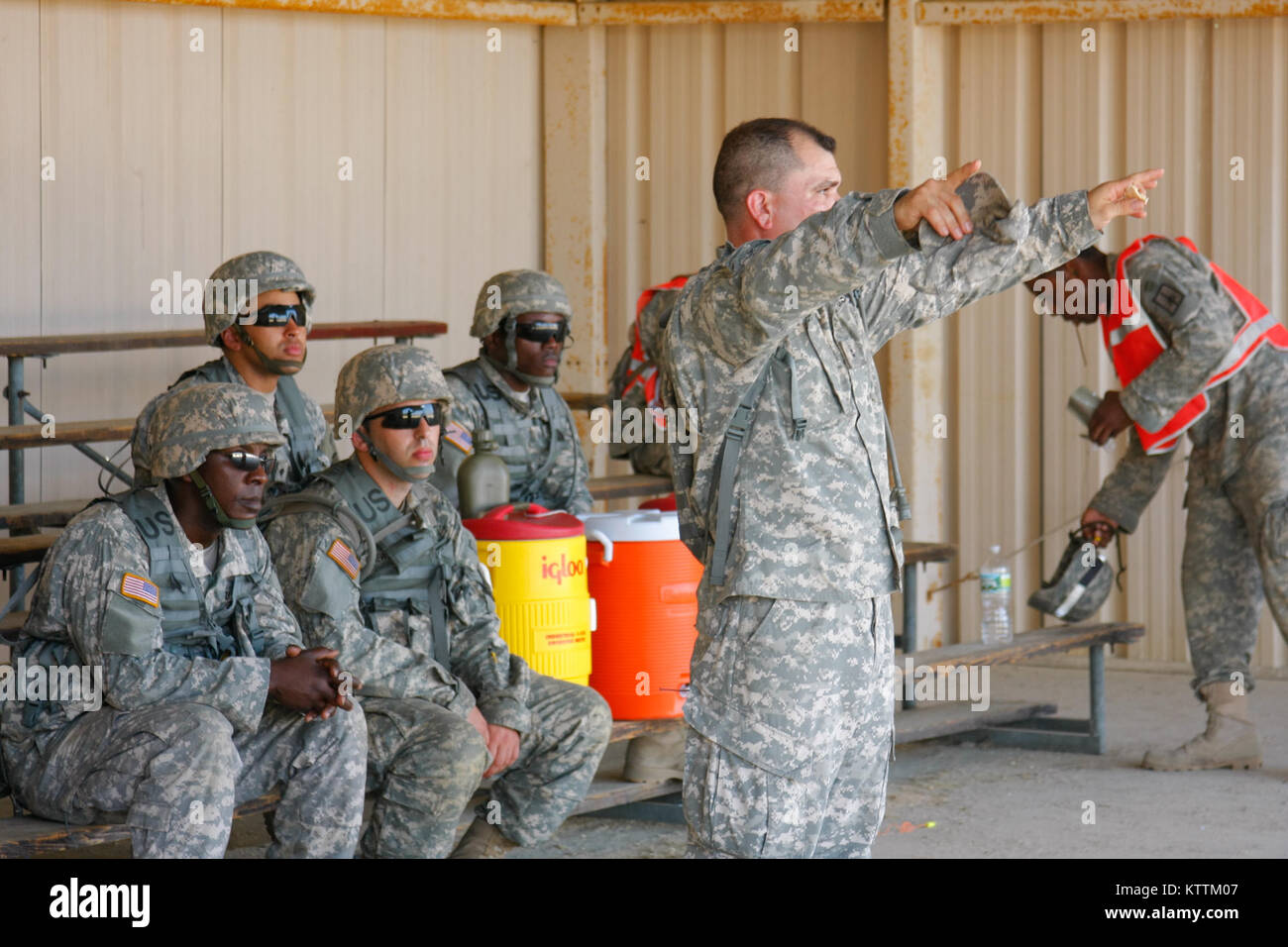 New York Army National Guard Soldiers of the 1156 Vertical Construction ...
