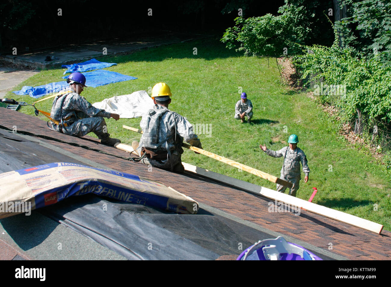 New York Army National Guard Soldiers of the 1156 Vertical Construction ...