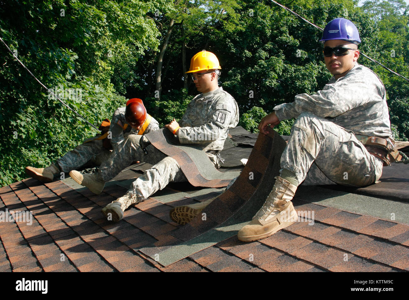 New York Army National Guard Soldiers from the 1156th Vertical ...