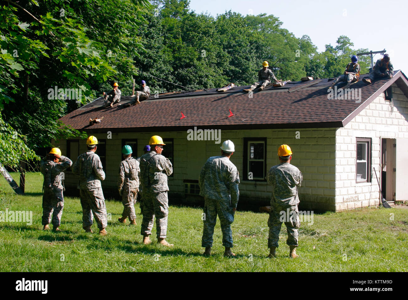 New York Army National Guard Soldiers from the 1156th Vertical ...