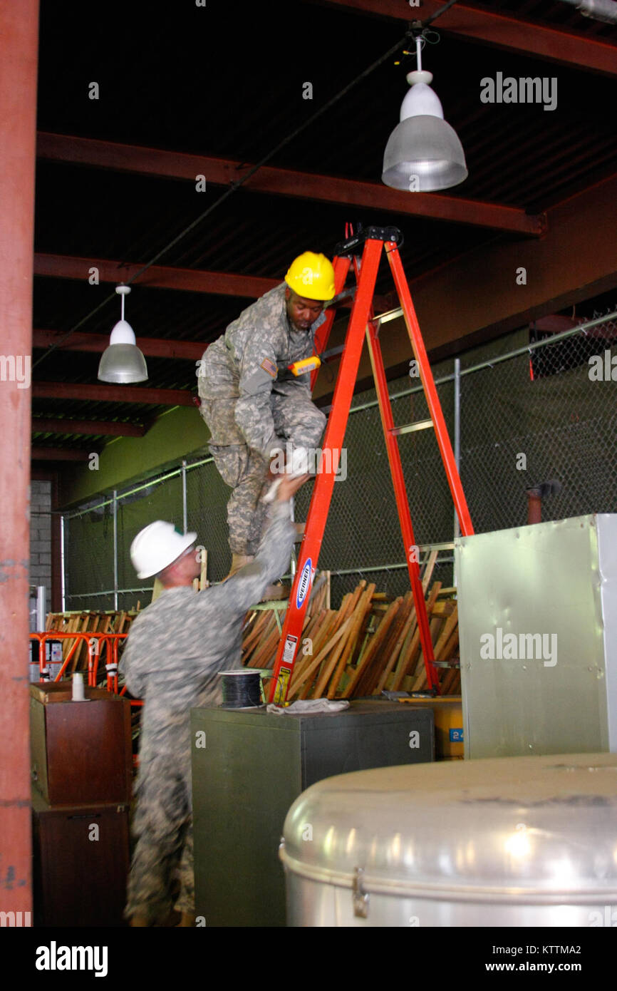 New York Army National Guard Soldiers from the 1156th Vertical ...