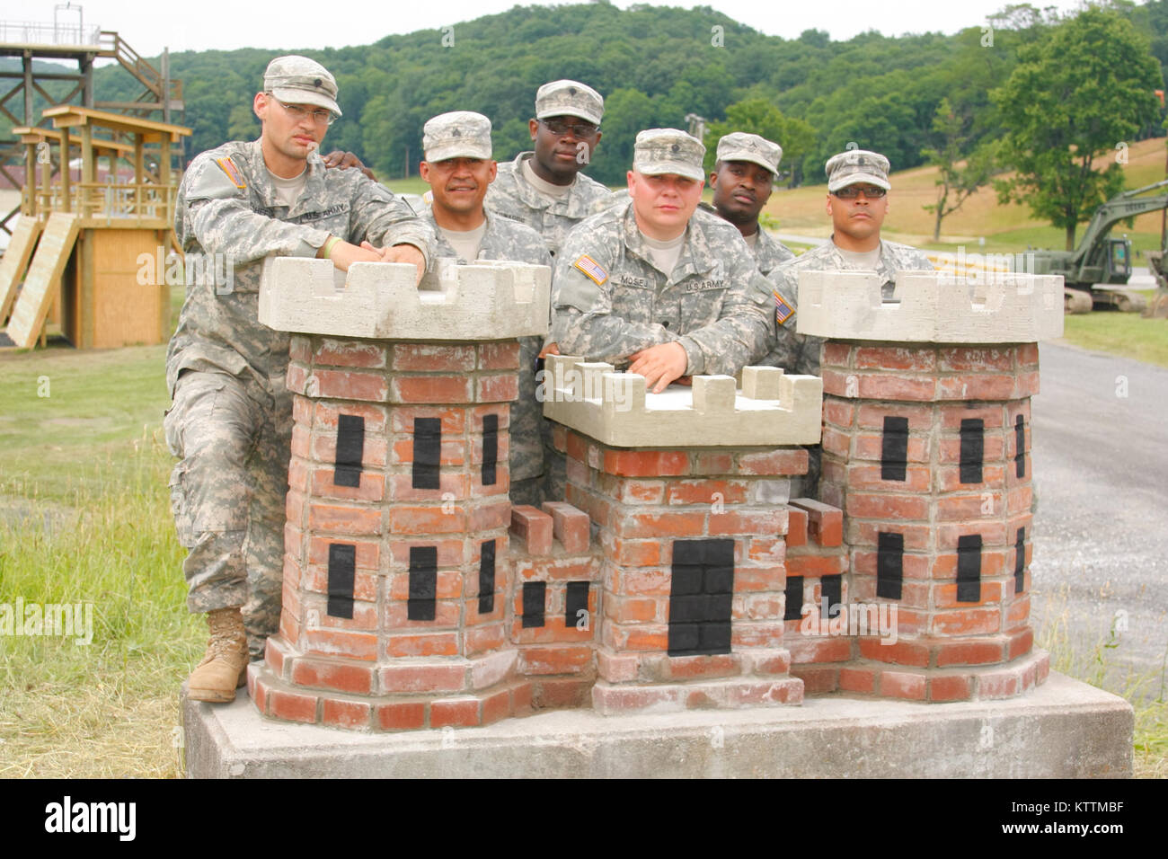 New York Army National Guard Soldiers of the 1156 Vertical Construction ...