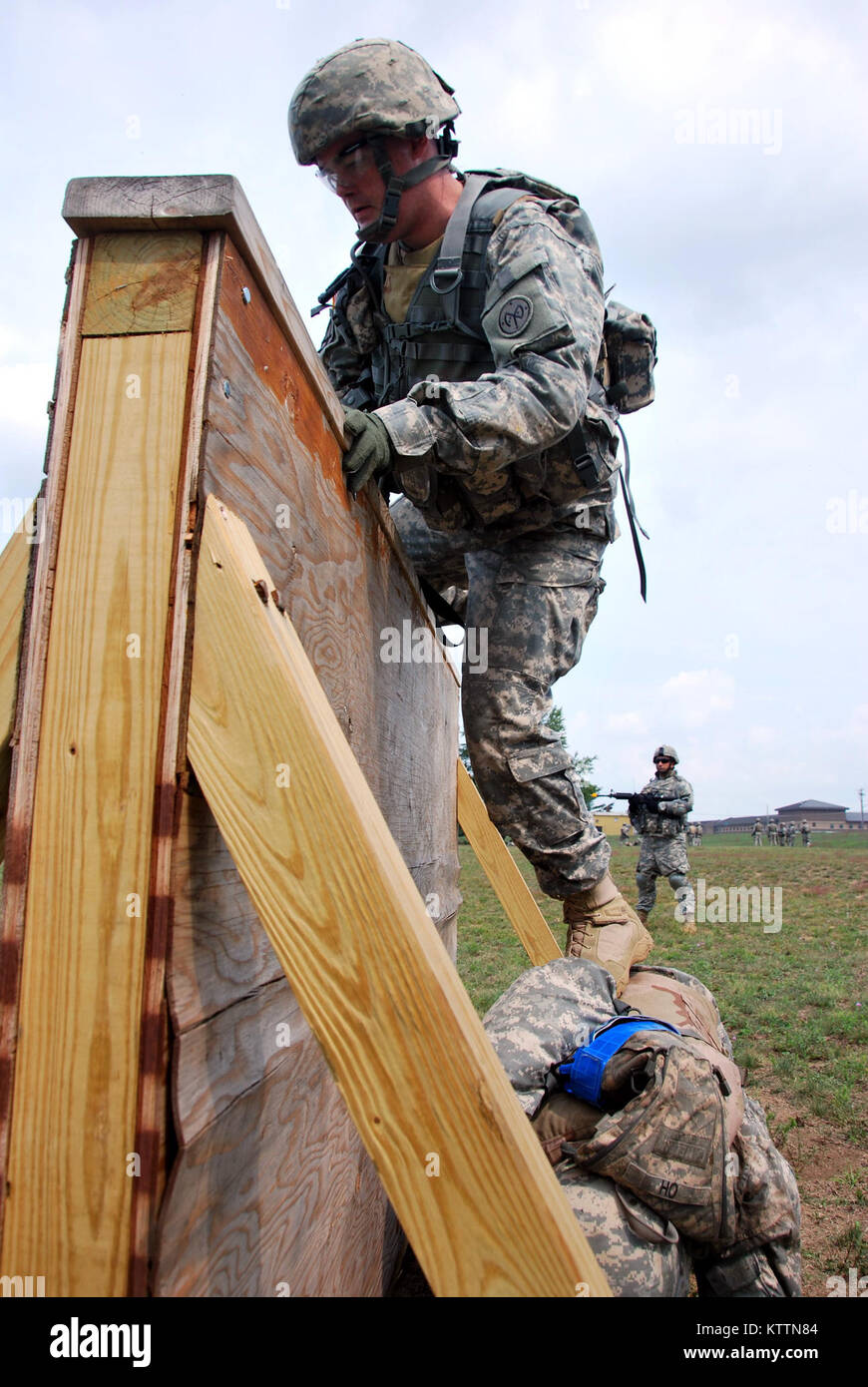 U.S. Army National Guard personnel daily duties and life. Working ...