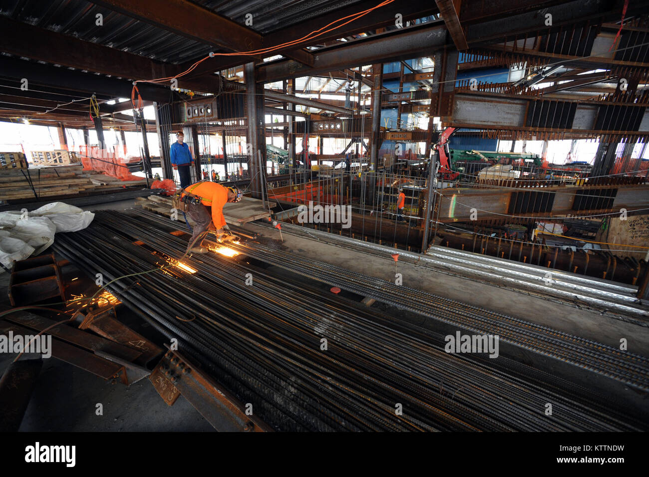 NEW YORK - Construction workers at "Ground zero" continue to work on ...