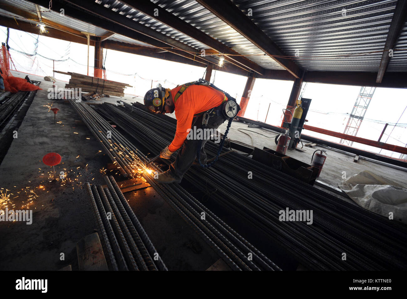 NEW YORK - Construction workers at "Ground zero" continue to work on ...