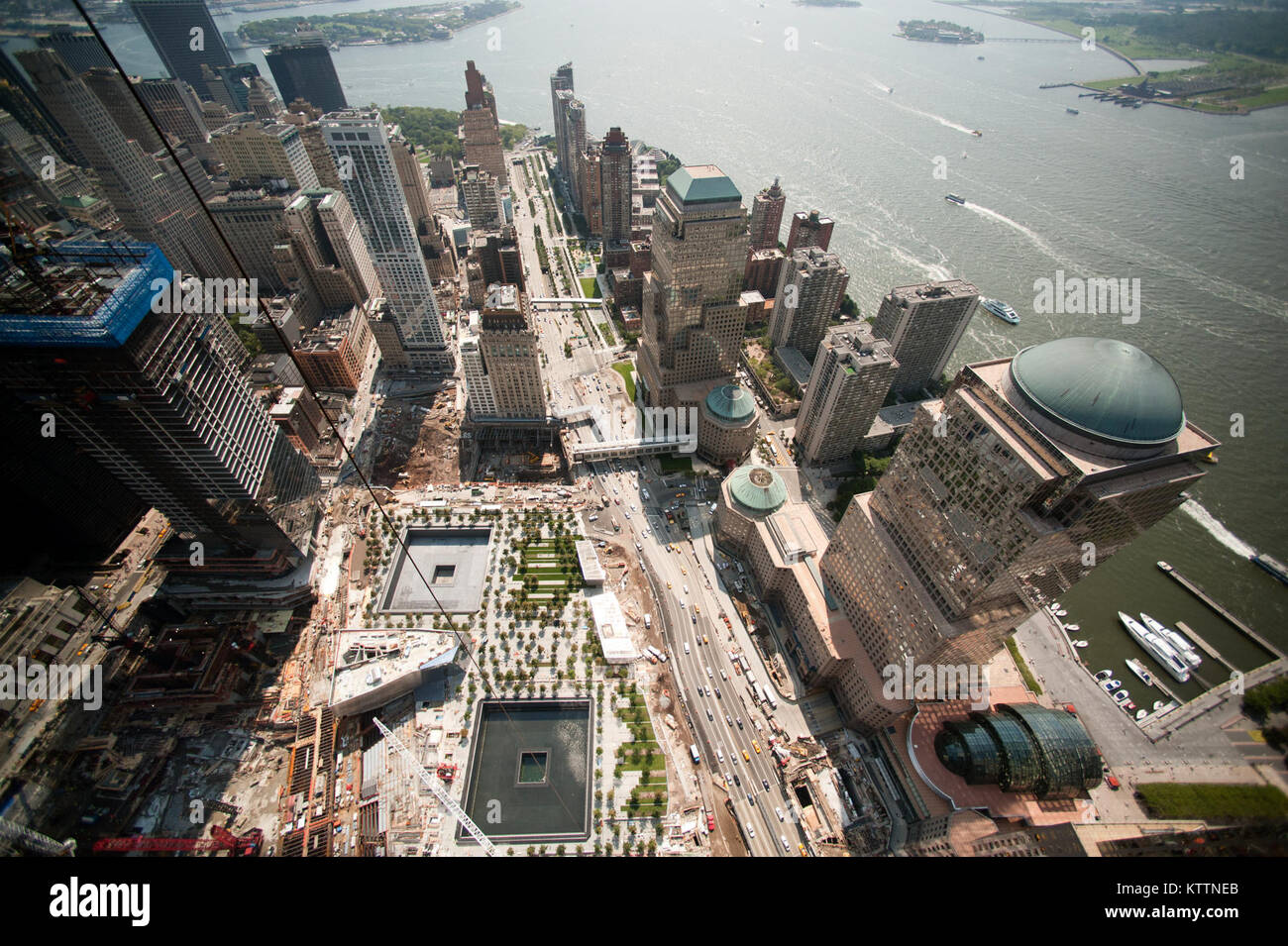 NEW YORK - Construction workers at "Ground zero" continue to work on ...
