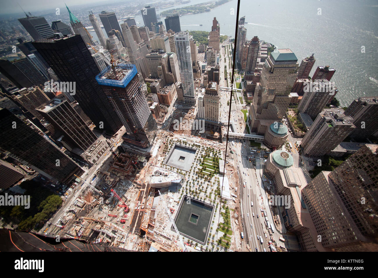 NEW YORK - Construction workers at "Ground zero" continue to work on ...