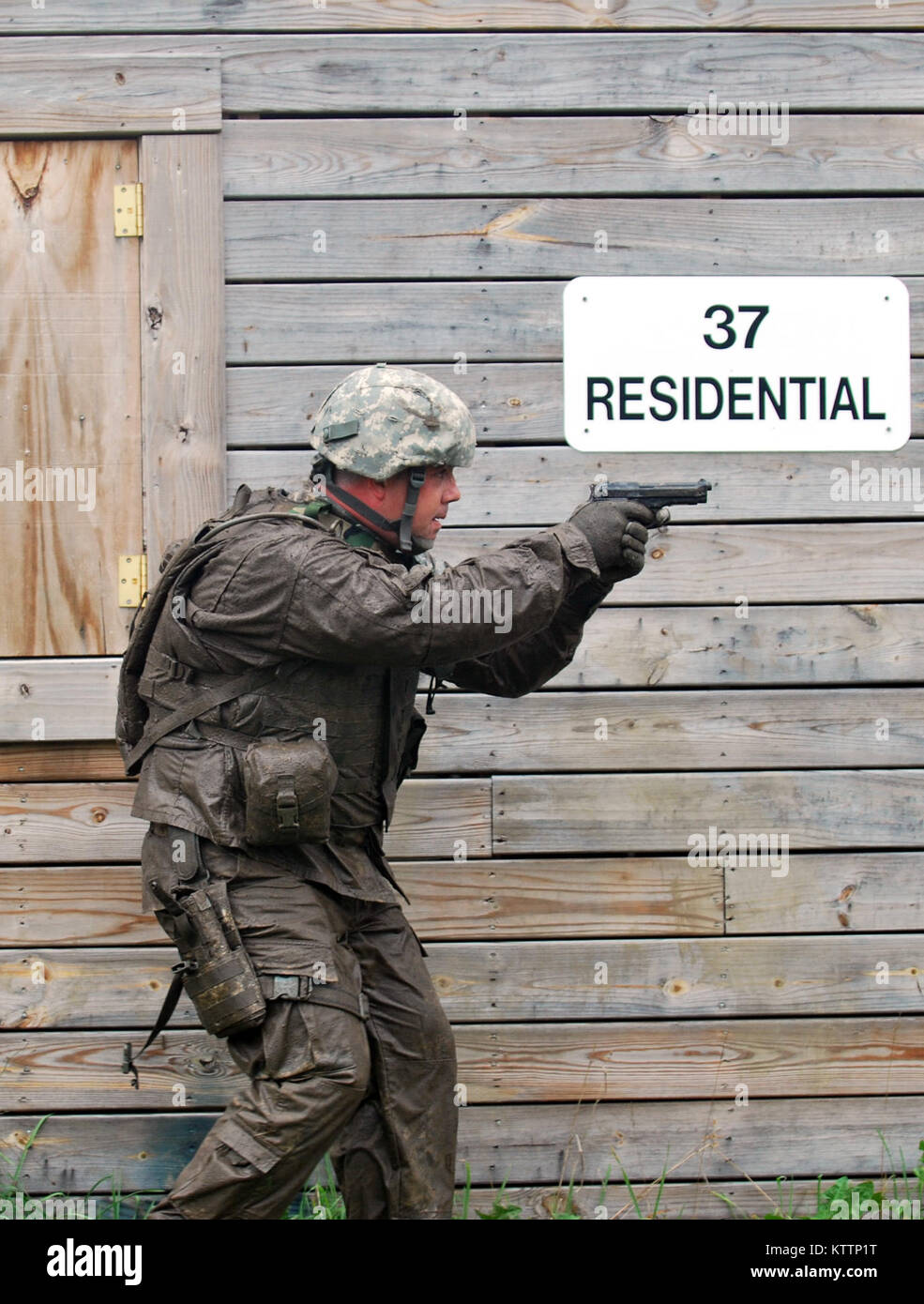 U.S. Army National Guard personnel daily duties and life. Working ...