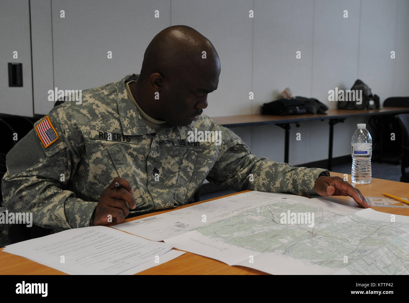 Military map reading hi-res stock photography and images - Alamy