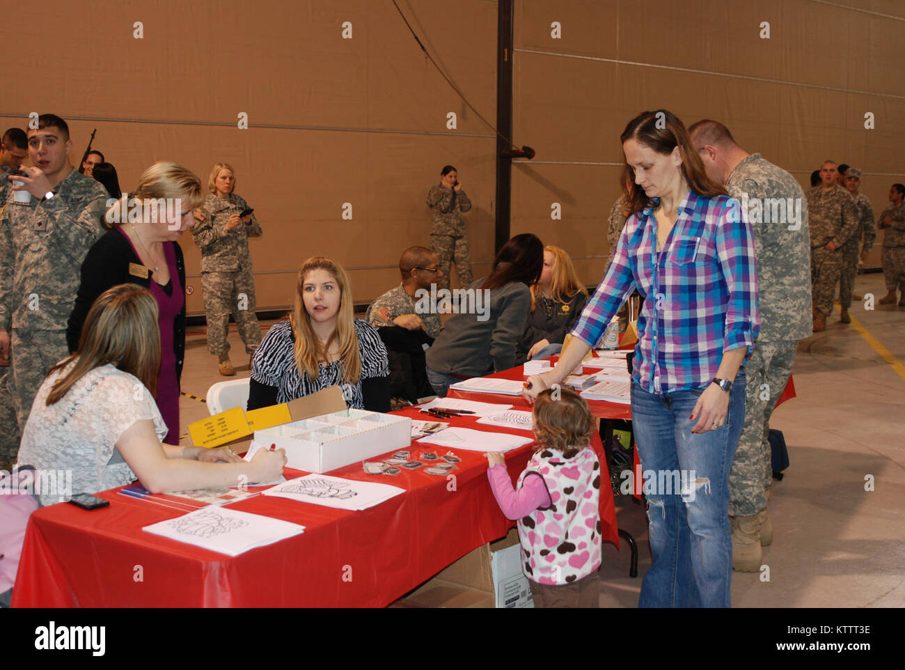 Hancock Field Air National Guard Base-- Soldieres sign up for services ...