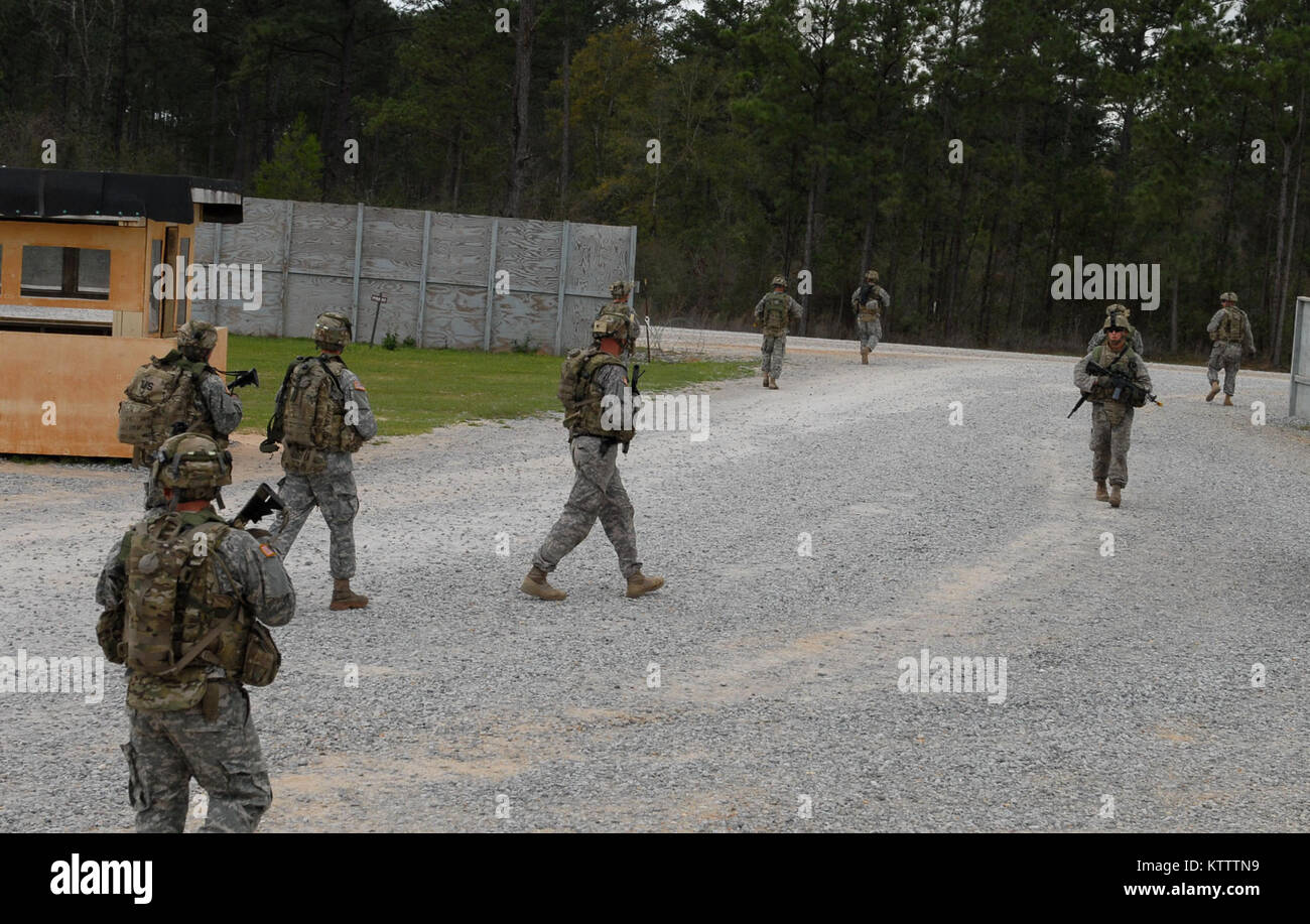 U.S. Army National Guard personnel daily duties and life. Working ...