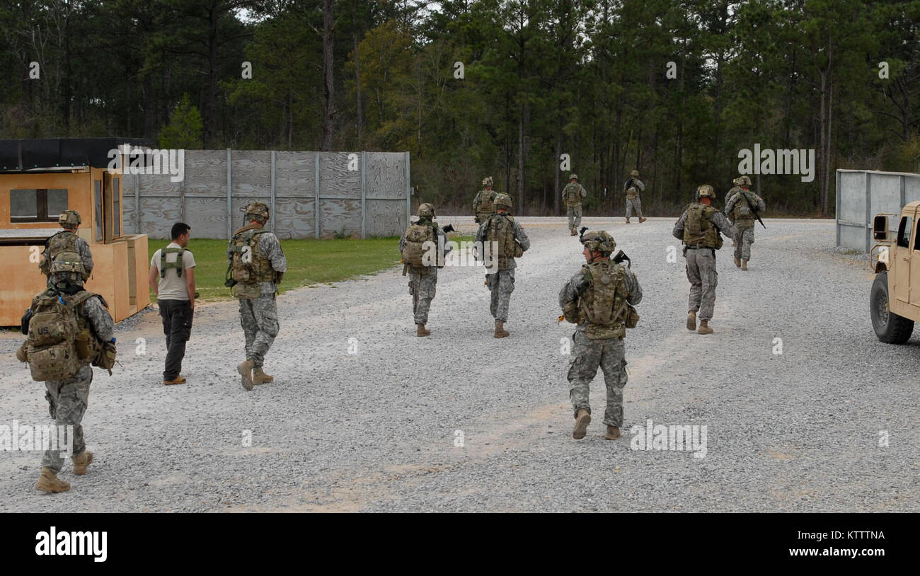 U.S. Army National Guard personnel daily duties and life. Working ...