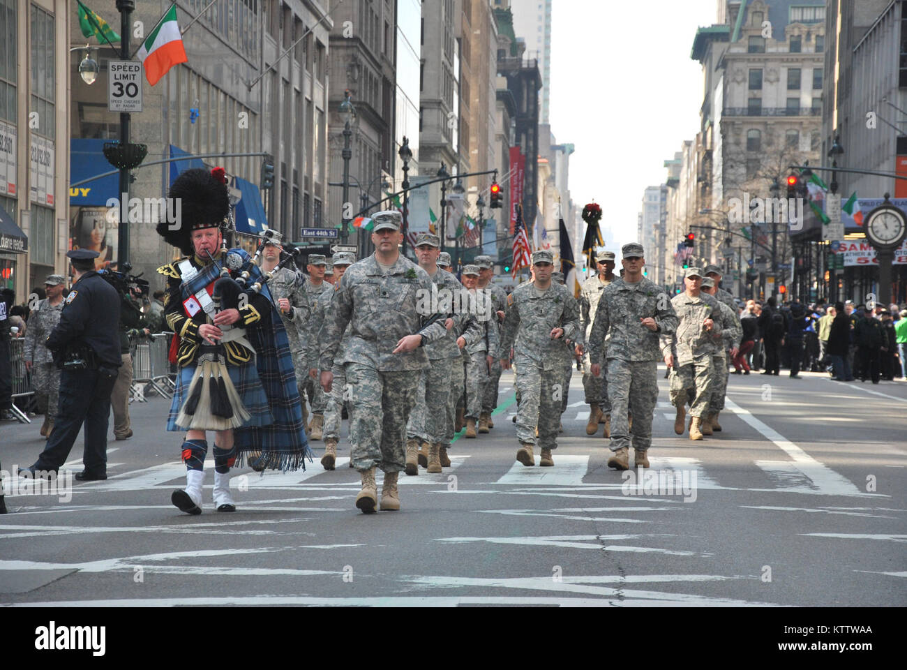 U.S. Army National Guard personnel daily duties and life. Working ...