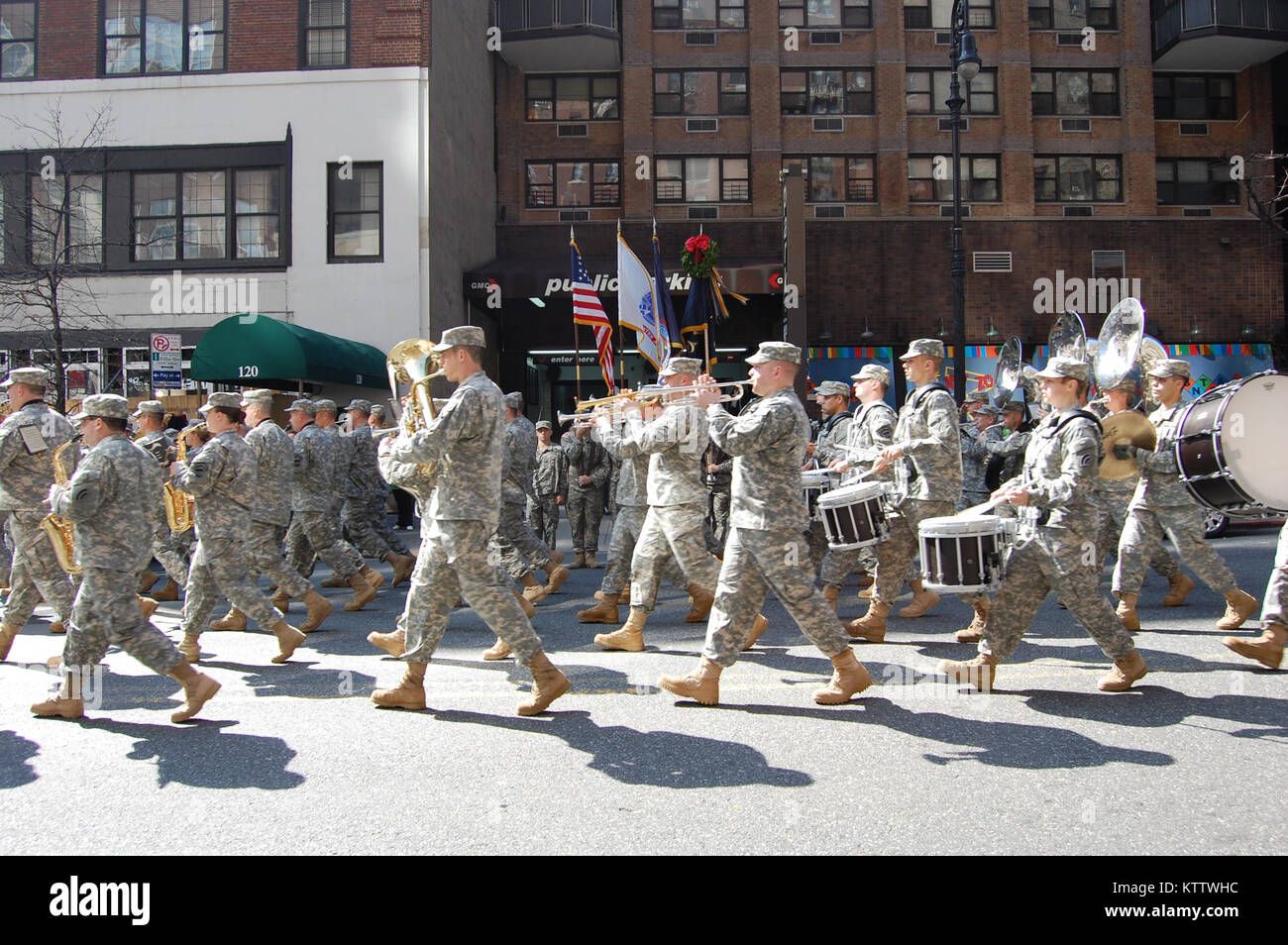 U.S. Army National Guard personnel daily duties and life. Working ...