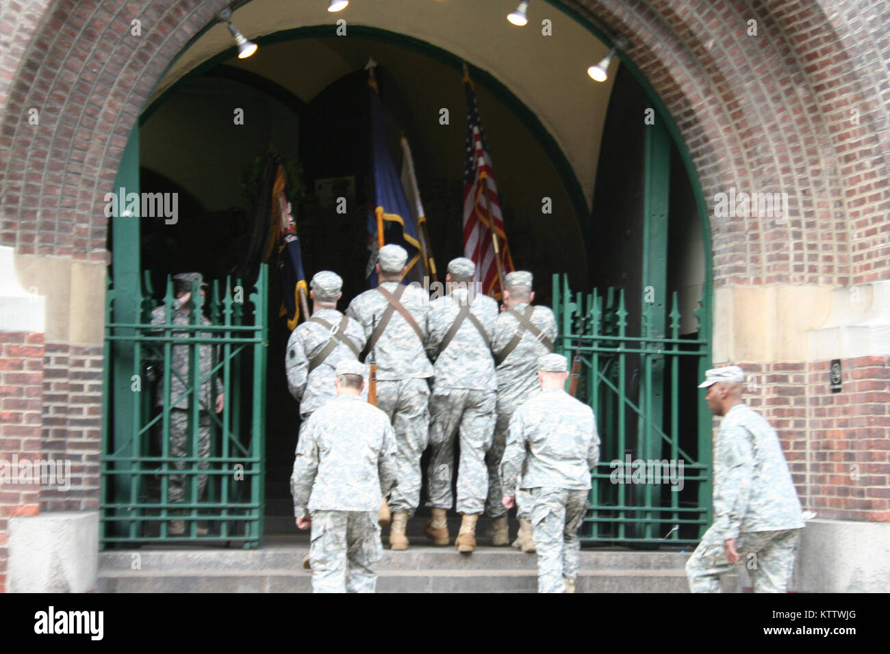 NEW YORK - Officers of the New York Army National Guard's 1st Battalion ...