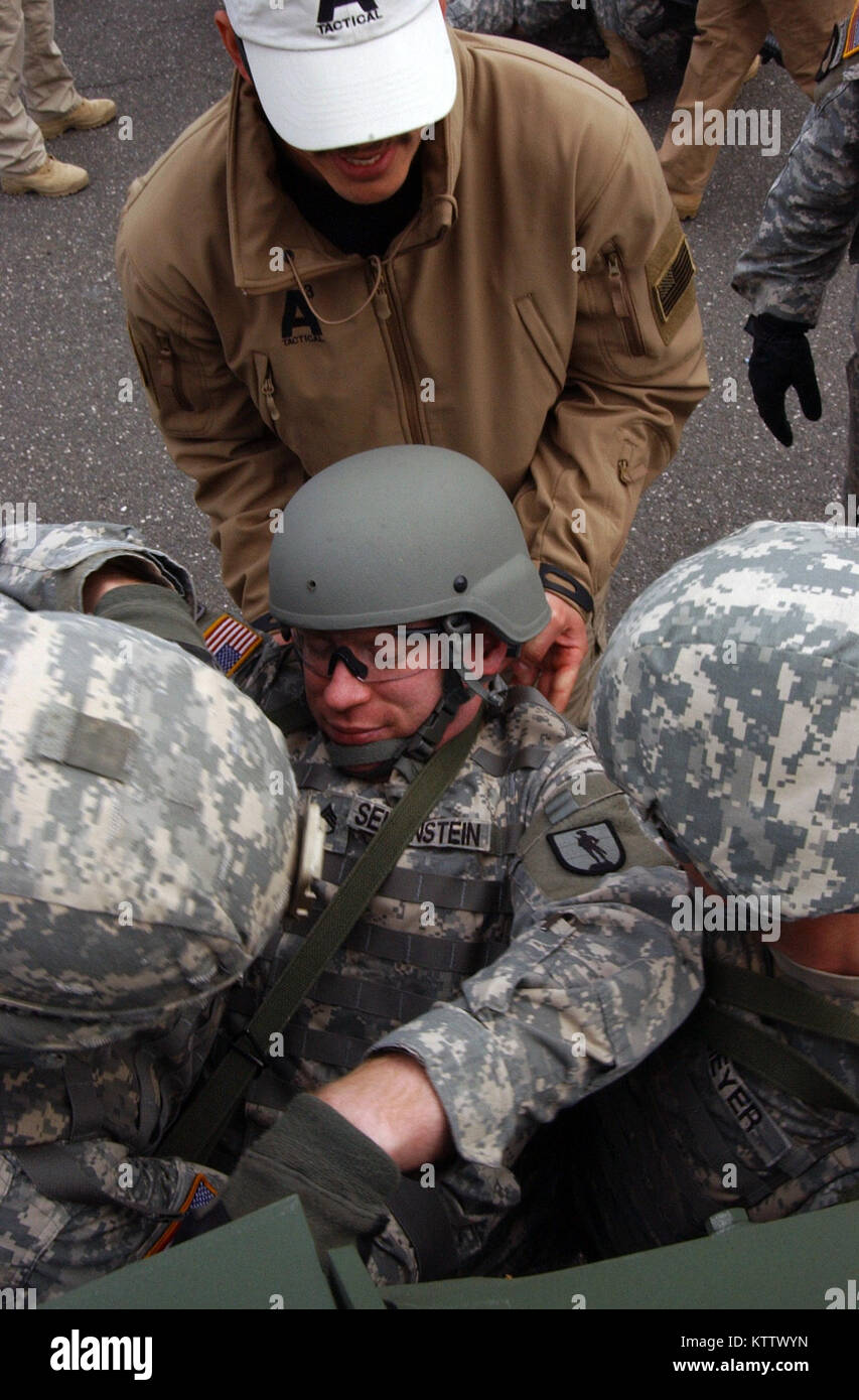 U.S. Army National Guard personnel daily duties and life. Working ...