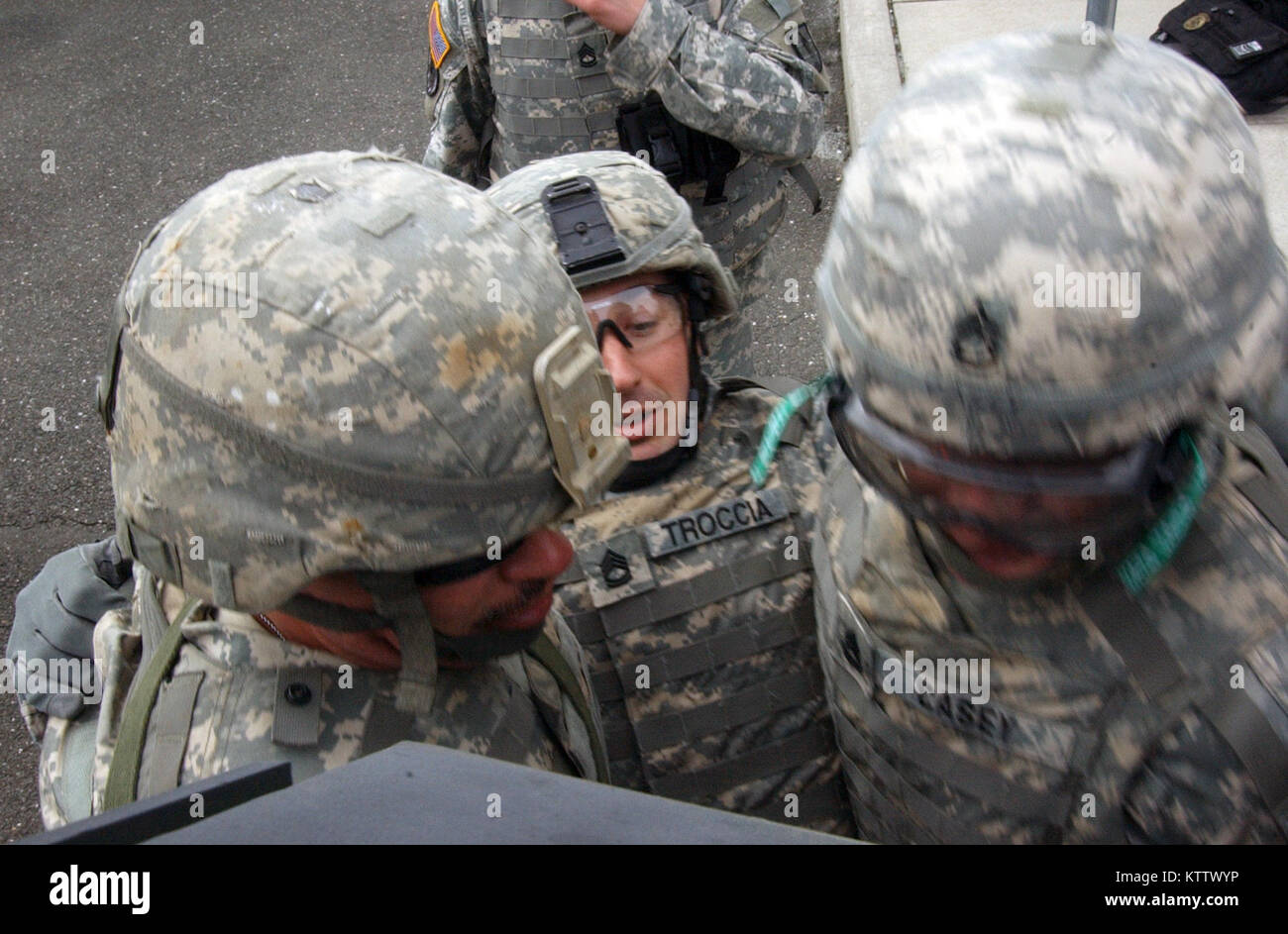 U.S. Army National Guard personnel daily duties and life. Working ...