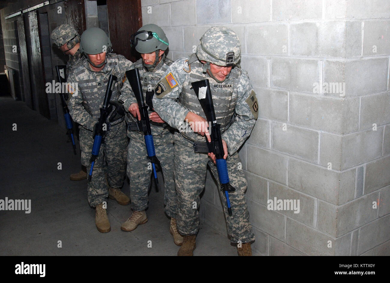 U.S. Army National Guard personnel daily duties and life. Working ...