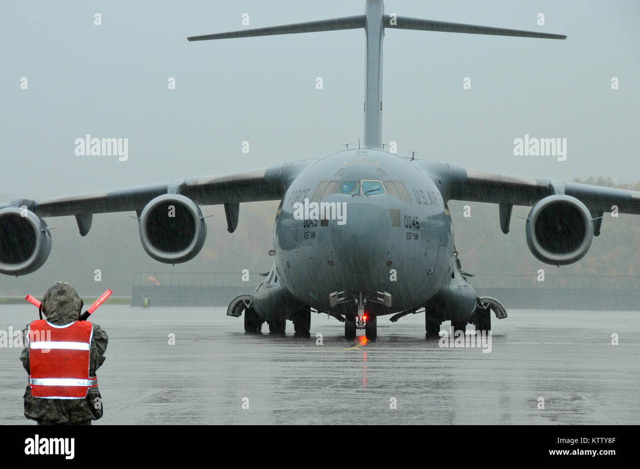 STEWART ANGB NEWBURGH, N.Y. -105th maintainer signals pilots of C17 ...