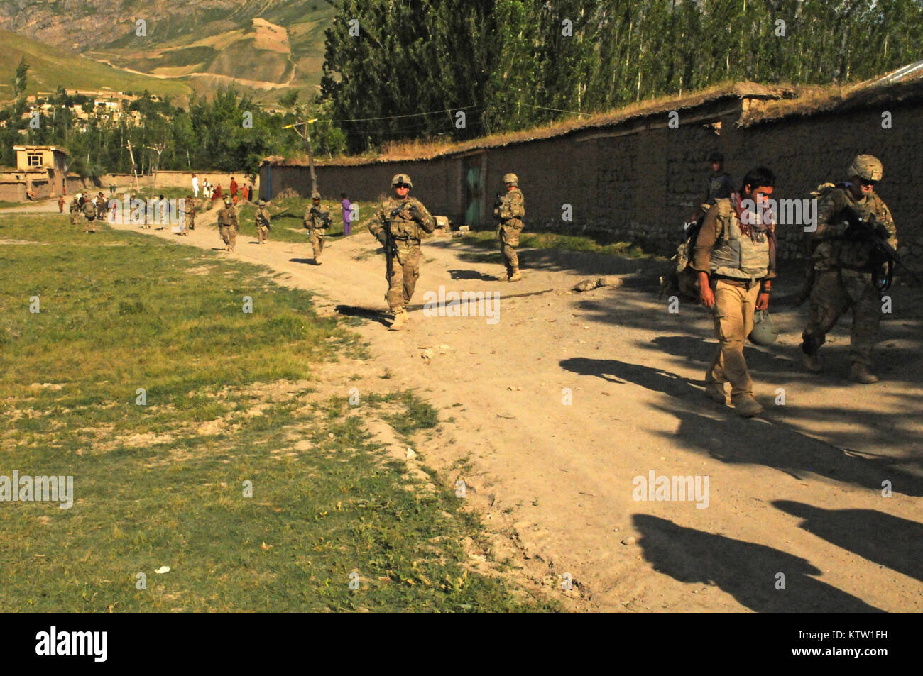 Soldiers of the 5th Zone Security Force Assistance Team assigned to the ...
