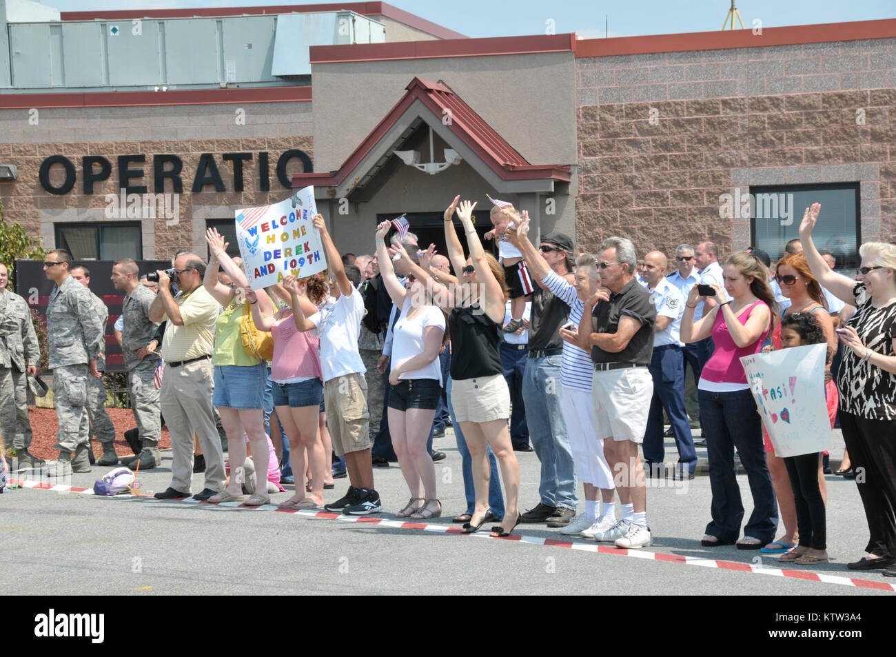 109th airlift wing hi-res stock photography and images - Alamy