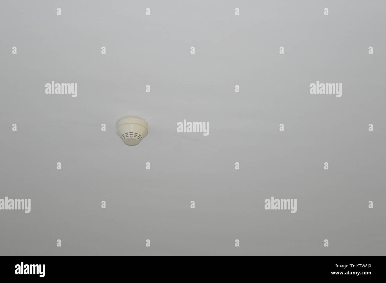 fire alarm on a white ceiling in a room Stock Photo - Alamy