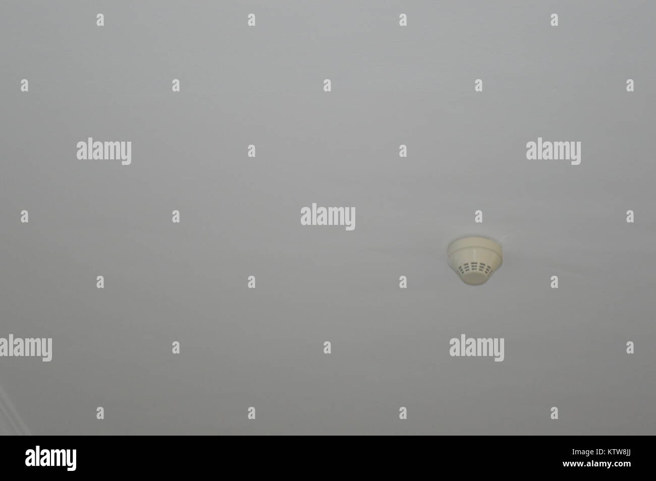 fire alarm on a white ceiling in a room Stock Photo - Alamy