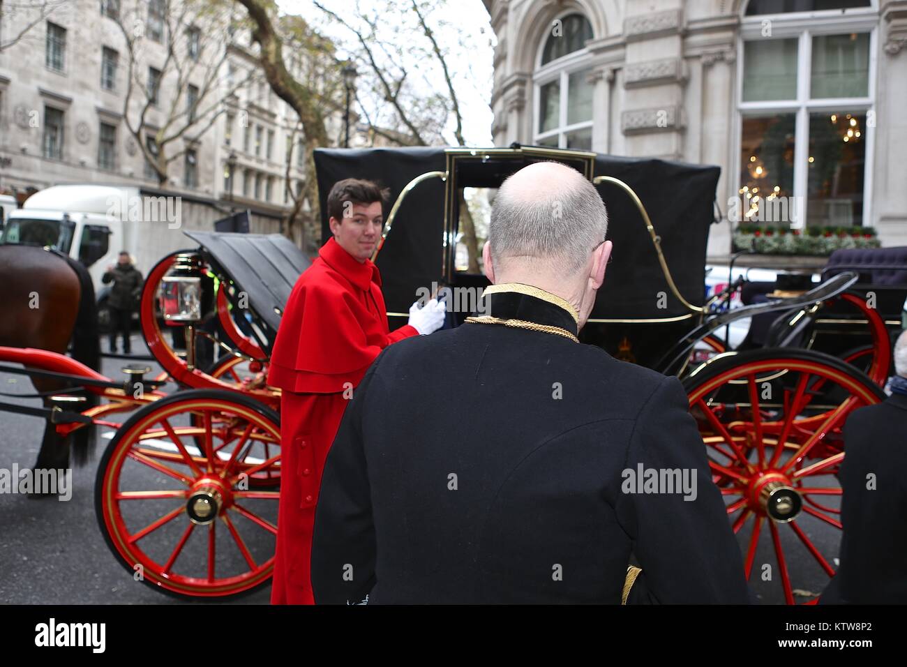 Nigerian High Commissioner presents his credentials to the Queen in ...
