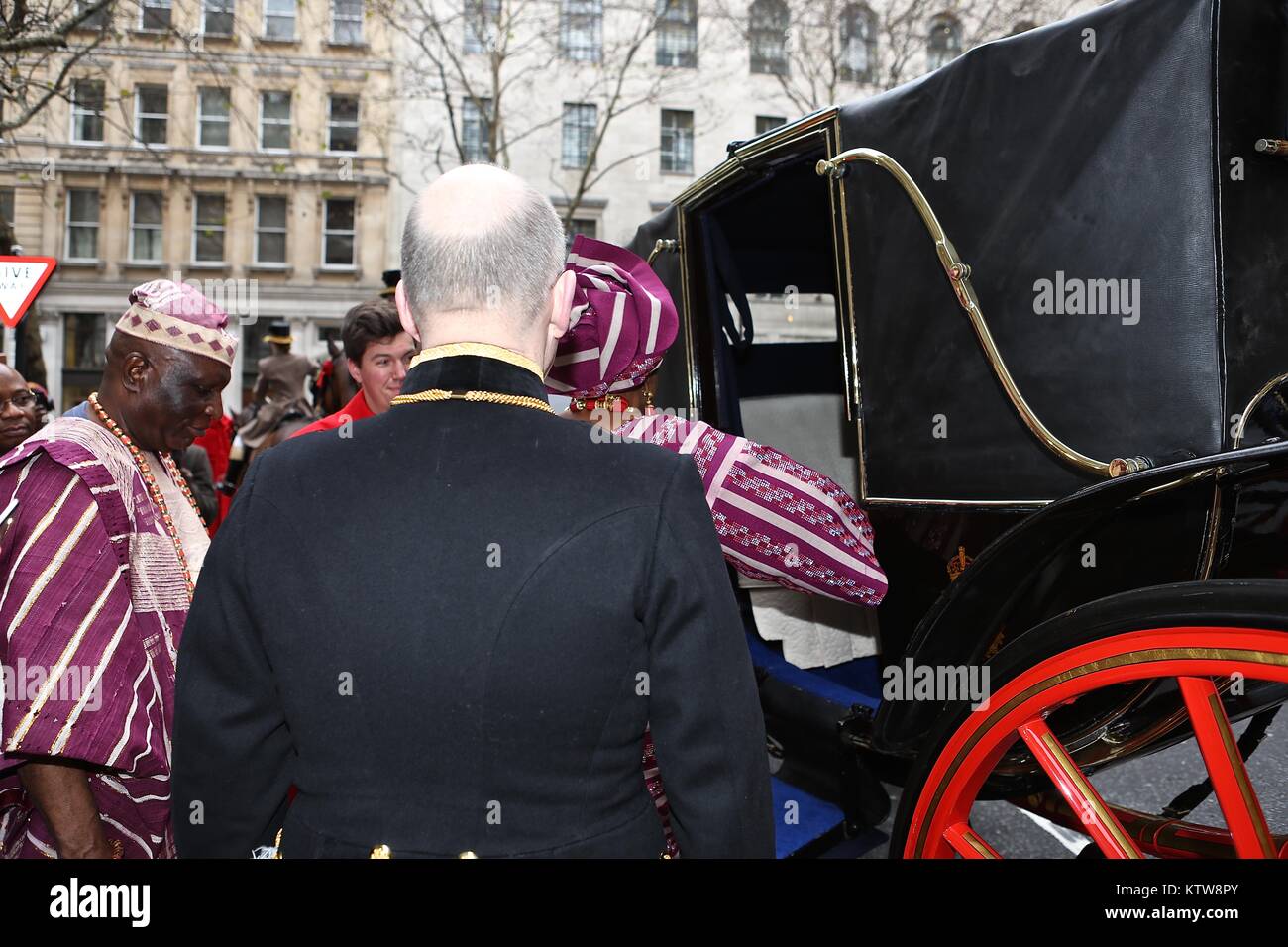 Nigerian High Commissioner presents his credentials to the Queen in ...