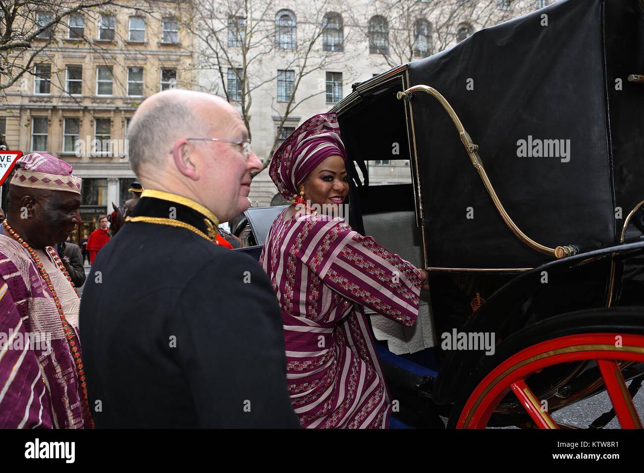 Nigerian High Commissioner presents his credentials to the Queen in ...