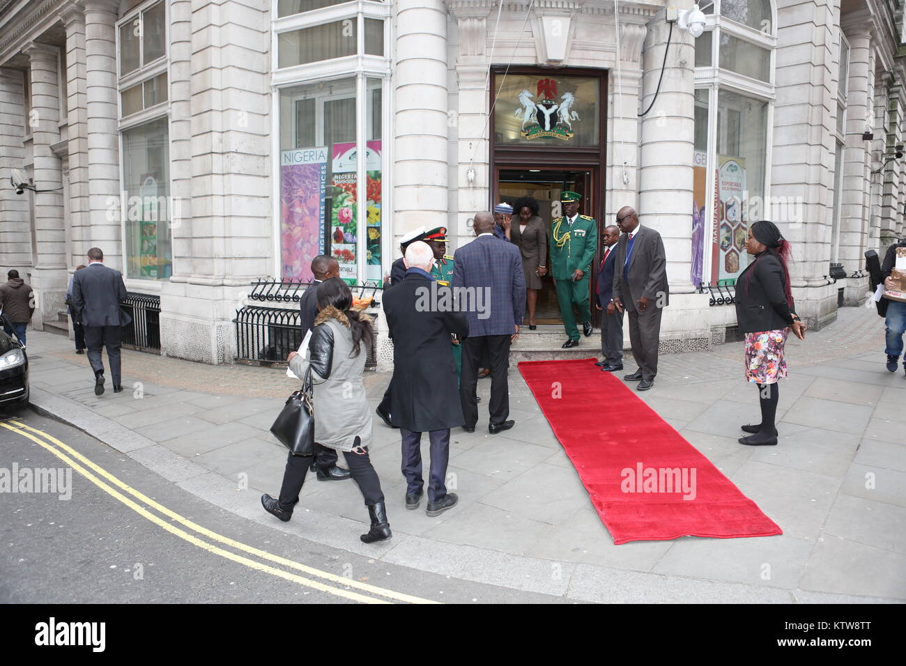 Nigerian High Commissioner presents his credentials to the Queen in ...