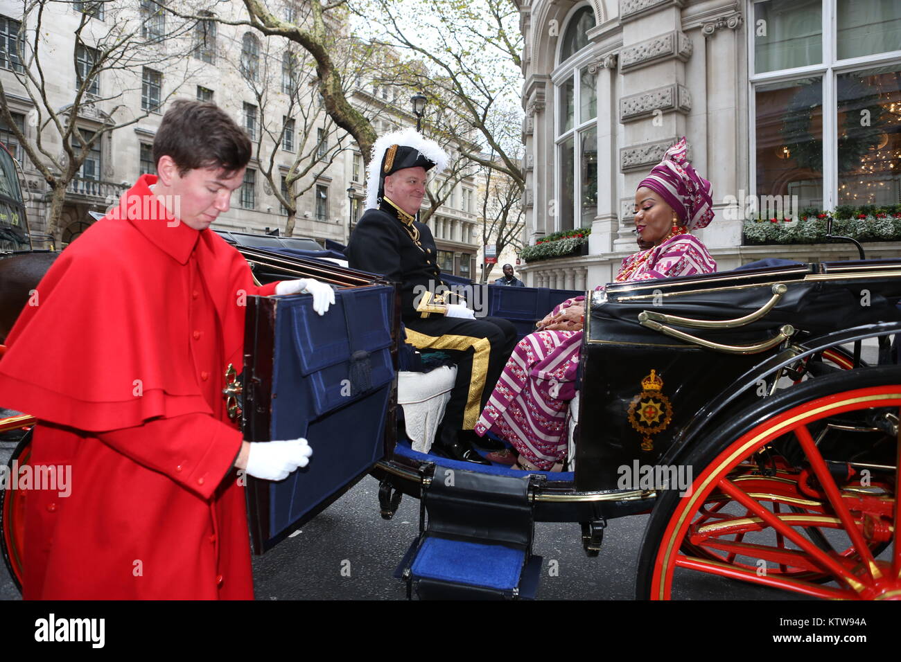 Nigerian High Commissioner presents his credentials to the Queen in ...