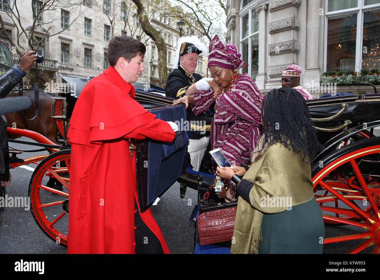 Nigerian High Commissioner presents his credentials to the Queen in ...