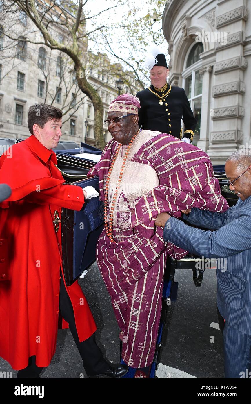Nigerian High Commissioner presents his credentials to the Queen in ...